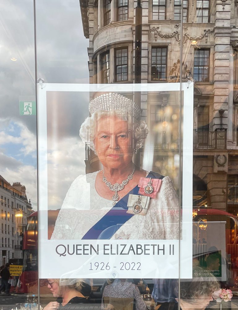 Queen Elizabeth II: National Mourning | PurPurPurPur